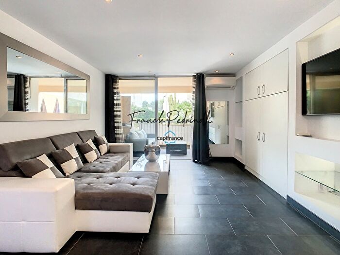 Appartement à louer - Saint-Raphaël, Santa-Lucia - 1 pièce