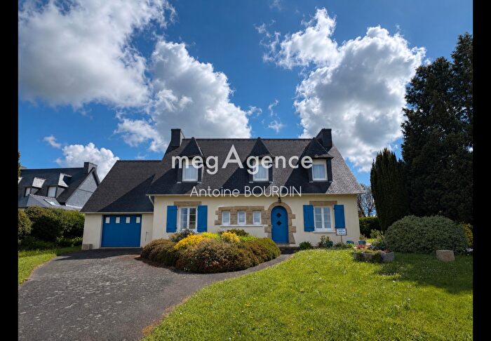 Maison à vendre - Callac - 8 pièces - 6 chambres