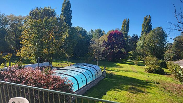 Maison à vendre - Saint-Jean-dAngély - 11 pièces - 8 chambres