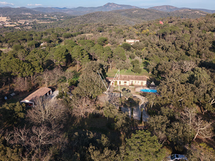 Maison à vendre - Le Plan-de-la-Tour - 8 pièces - 5 chambres