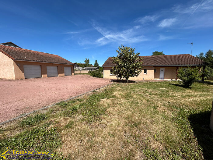 Maison 5 pièces à Puy-Guillaume, à vendre