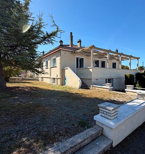 Magnac-sur-Touvre : Maison 8 pièces à vendre