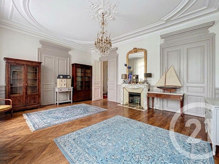 Maison 8 pièces à vendre à Quartiers Centre, Colombier
