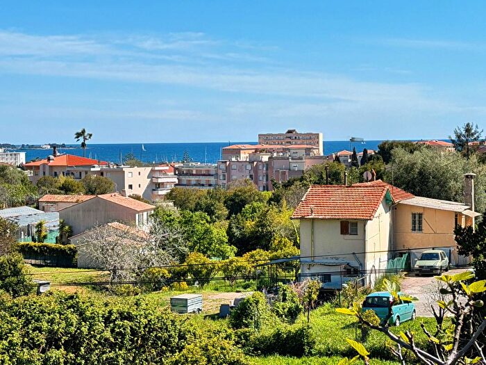 Appartement à vendre - Vallauris, Pertuades - 5 pièces - 4 chambres