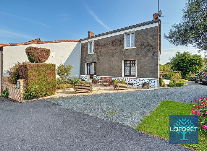 Maison à vendre - Saint-Germain-lAiguiller - 9 pièces - 5 chambres