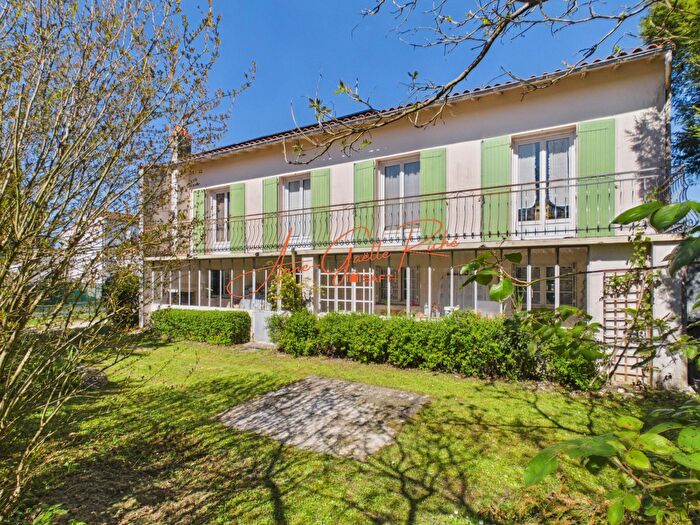 Saint-Georges-des-Coteaux : Maison 9 pièces à vendre