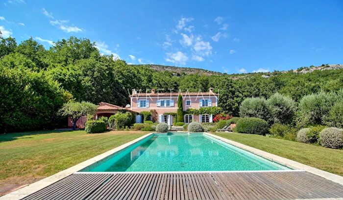 Maison 9 pièces à Saint-Vallier-de-Thiey, à vendre