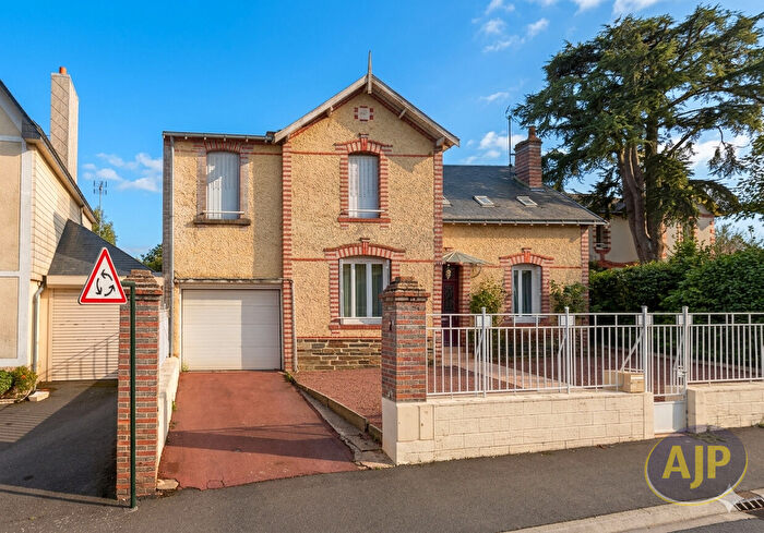 Saint-Macaire-en-Mauges : Maison 8 pièces à vendre