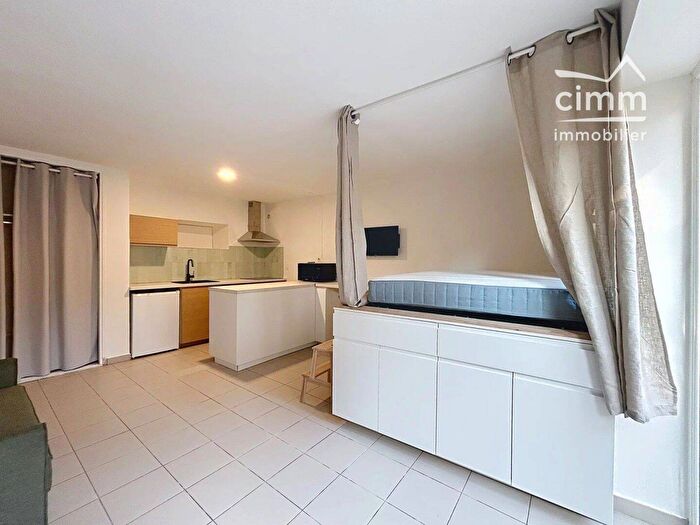 Secteur Sud, Pernes-les-Fontaines : Appartement 1 pièce à louer