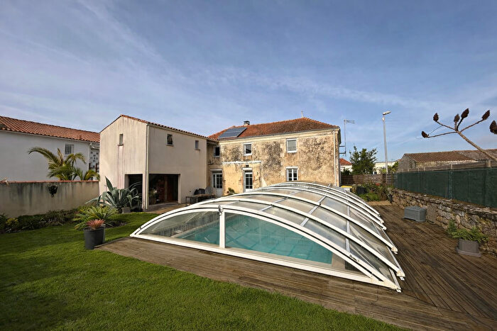 Maison à vendre - Échillais - 6 pièces - 5 chambres