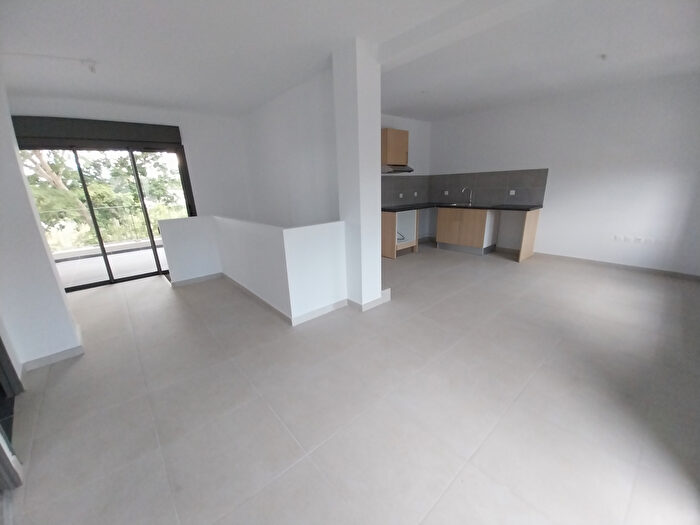 Létang-Salé, Centre-ville, Ravine Sheunon : Appartement 3 pièces à louer