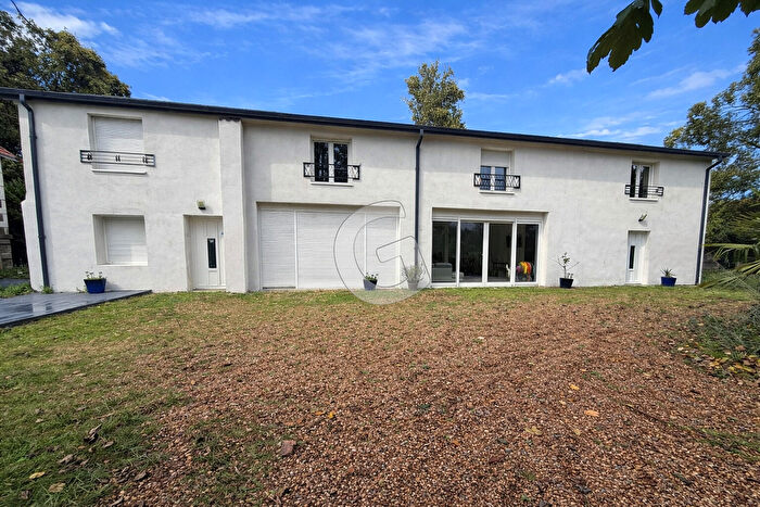 Maison à vendre - Nalliers - 11 pièces - 5 chambres