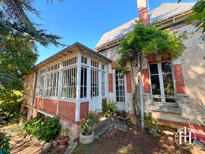 Maison à vendre - Saint-Amand-Montrond - 9 pièces - 5 chambres