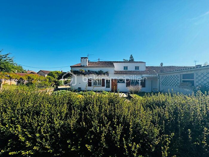 Maison 8 pièces à Voulême, à vendre