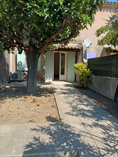 Saint-Étienne-du-Grès : Maison 3 pièces à louer