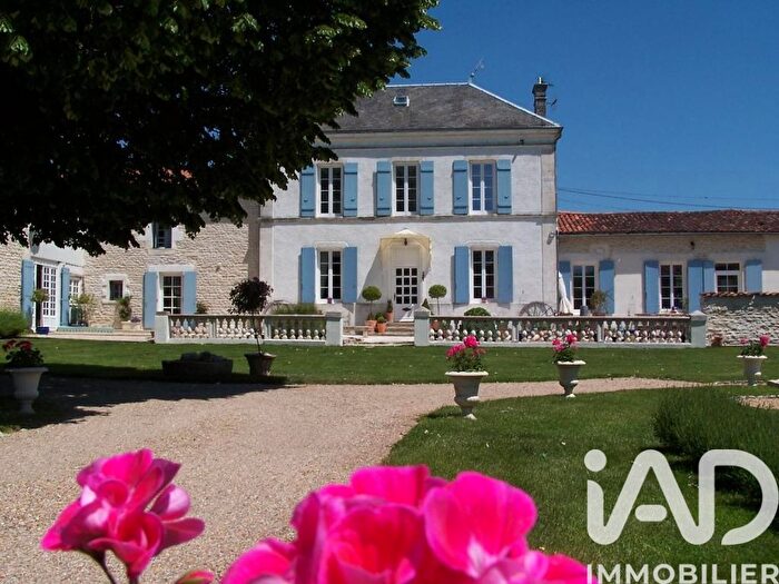 Maison 15 pièces à Courcelles, à vendre