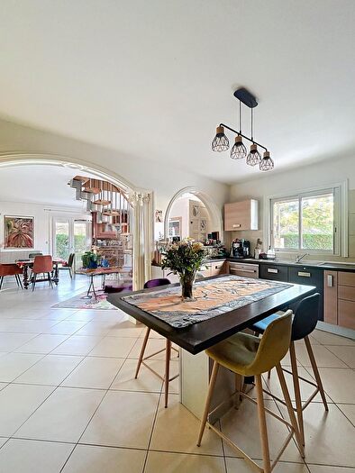 Maison à vendre - Artigues-près-Bordeaux - 6 pièces - 5 chambres