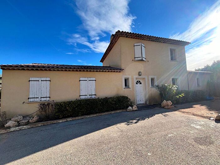 Maison à louer - Bouyon - 6 pièces - 5 chambres