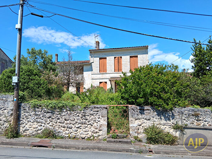 Maison à vendre - Saint-Estèphe - 12 pièces - 5 chambres