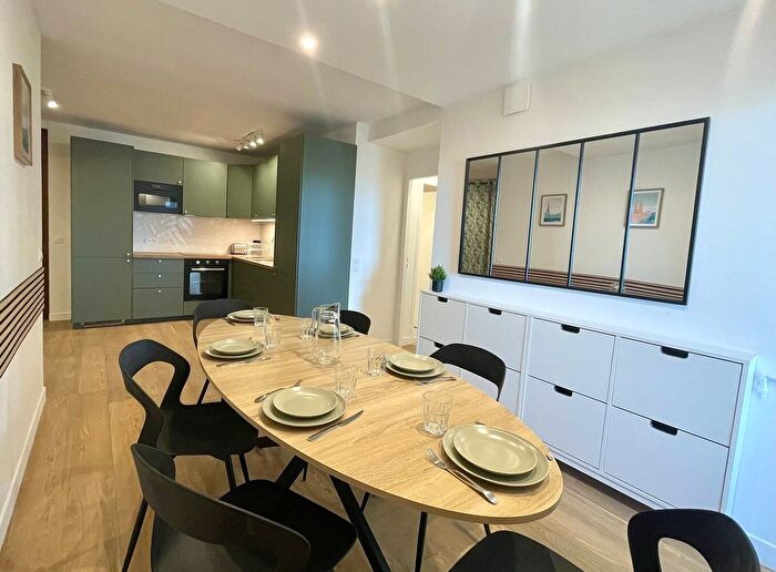 Appartement à louer - Le Bachut, Lyon ème arrondissement - 7 pièces - 4 chambres