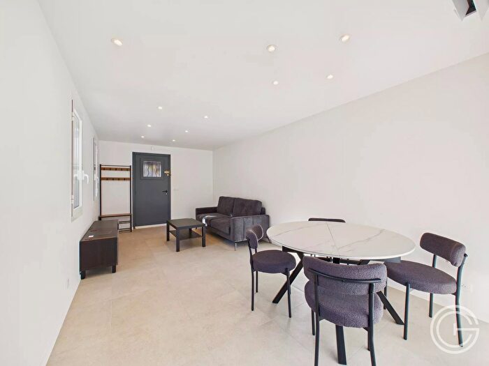 Appartement à louer - Castagniers - 2 pièces - 1 chambre