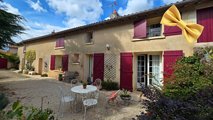 Maison à vendre - Saint-Saviol - 6 pièces - 5 chambres