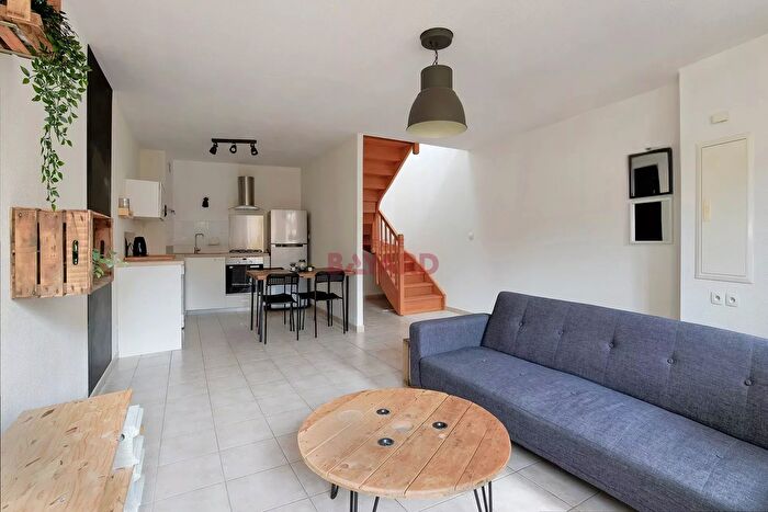 Appartement 2 pièces à Les Chères, à louer