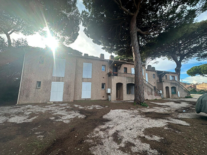 Appartement à louer - Hyères, Port - 2 pièces - 1 chambre