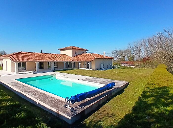 Maison à vendre - Aubeterre-sur-Dronne - 7 pièces - 5 chambres