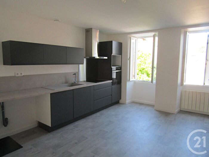 Chef-Boutonne : Appartement 5 pièces à louer