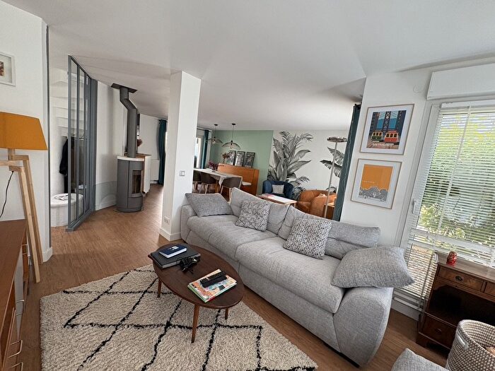 Maison à louer - Villiers-le-Bâcle - 6 pièces