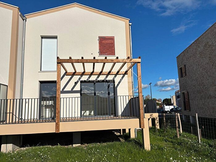 Maison à louer - Saint-Étienne-du-Grès - 4 pièces - 3 chambres