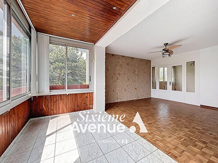 Appartement à louer - Centre, Décines-Charpieu - 3 pièces - 2 chambres