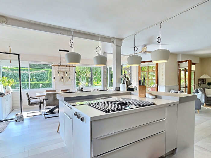 Maison à vendre - Divonne-les-Bains - 6 pièces - 4 chambres