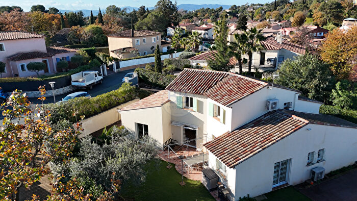 Maison à vendre - Saint-Raphaël - 6 pièces - 4 chambres