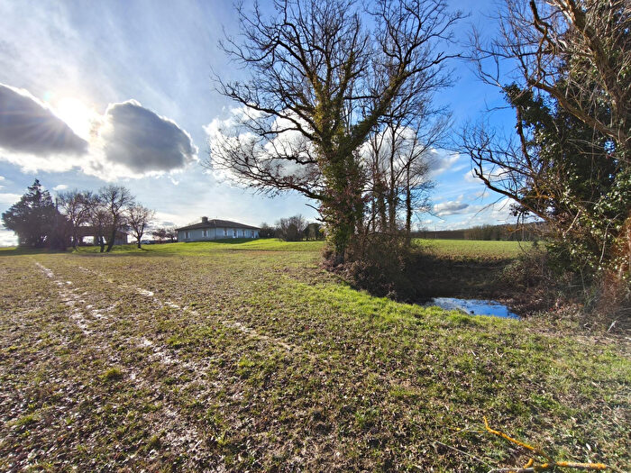 Maison à vendre - LIsle-Jourdain - 5 pièces - 4 chambres
