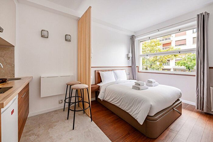 Appartement à louer - Muette Nord, Paris ème arrondissement - 2 pièces - 1 chambre