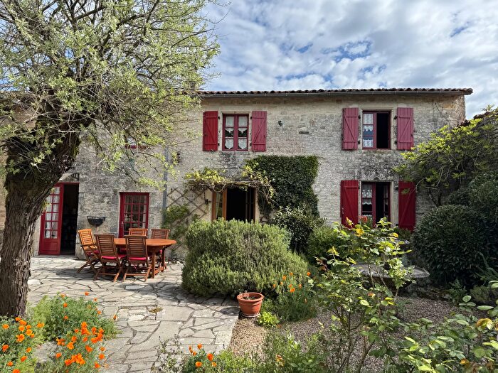 Maison à vendre - Ruffec - 7 pièces - 3 chambres