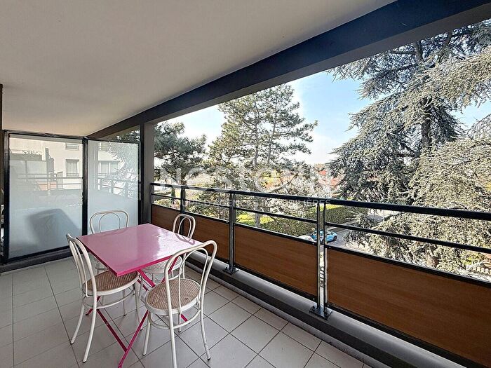 Appartement à louer - Les Genêts-Le Vinatier-Le Lessivas, Bron - 2 pièces - 1 chambre