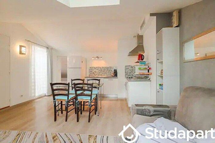 Appartement à louer - Cros de Cagnes-Le Village du Cros, Cagnes-sur-Mer - 2 pièces - 1 chambre