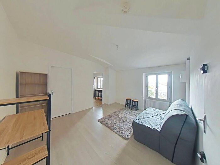 Appartement à louer - Centre-Historique, Romans-sur-Isère - 1 pièce