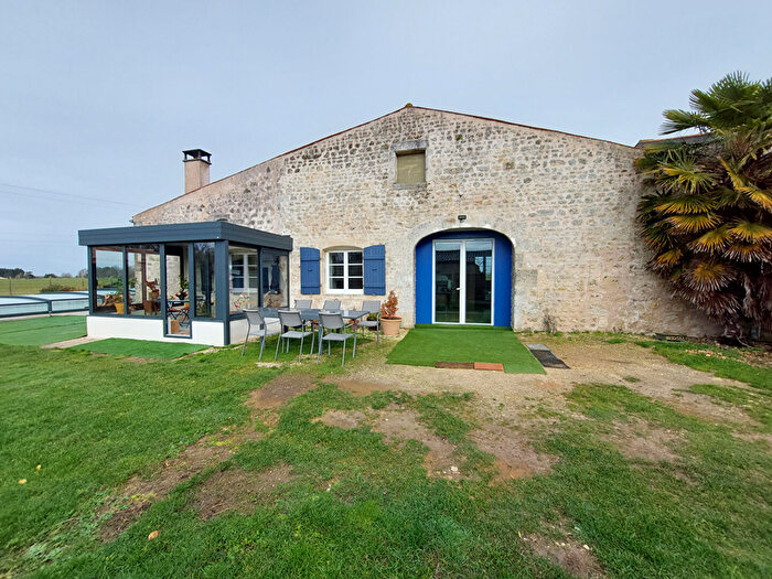 Maison à vendre - Saint-Romain-de-Benet - 4 pièces - 2 chambres