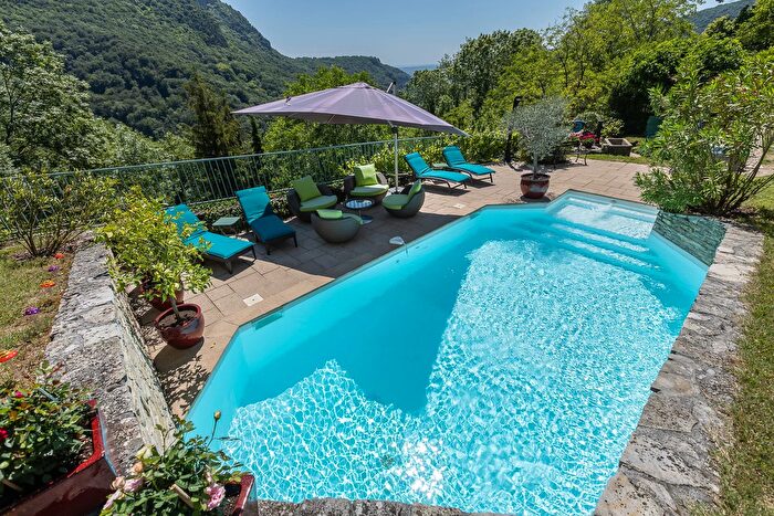 Maison 7 pièces à Bénonces, à vendre