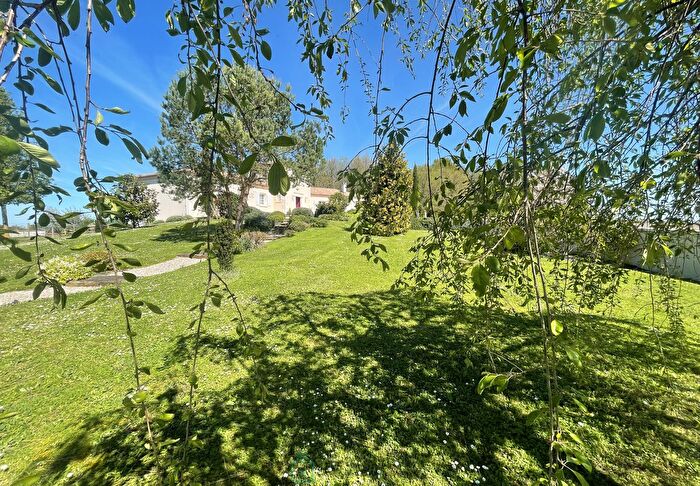 Barbezieux-Saint-Hilaire : Maison 9 pièces à vendre
