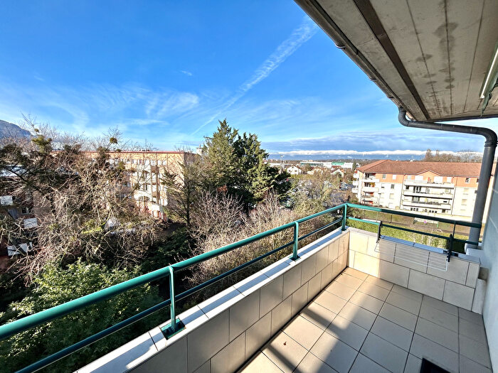 Appartement à vendre - Ville-la-Grand - 3 pièces - 2 chambres