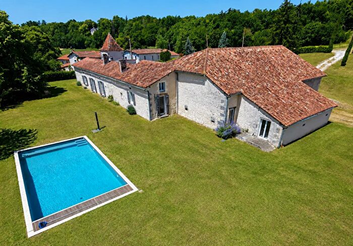 Maison 8 pièces à Verteillac, à vendre
