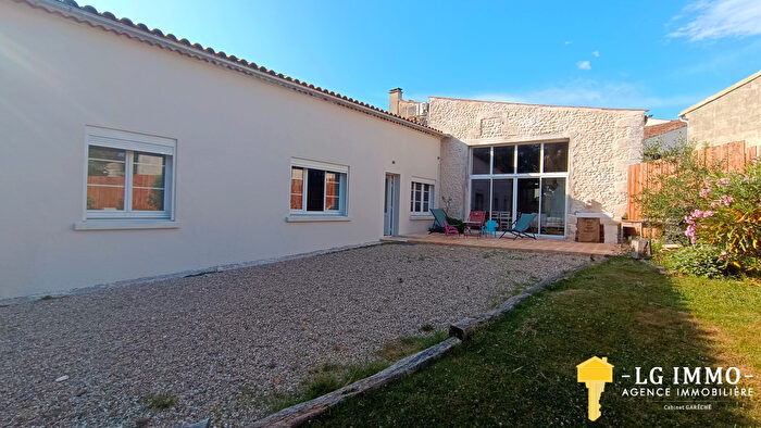 Chenac-Saint-Seurin-d'Uzet : Maison 7 pièces à vendre