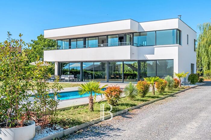 Maison 8 pièces à Messery, à vendre