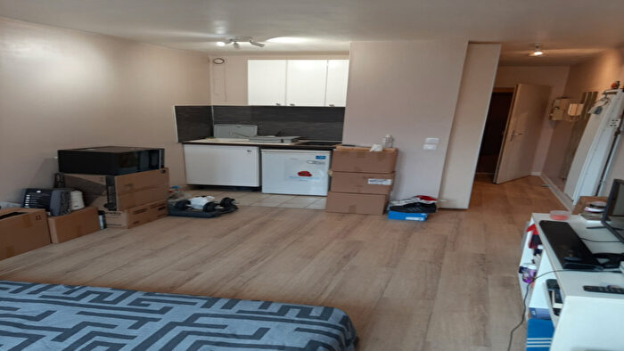 Appartement à louer - Melun, Rive de Seine, Sud - 1 pièce