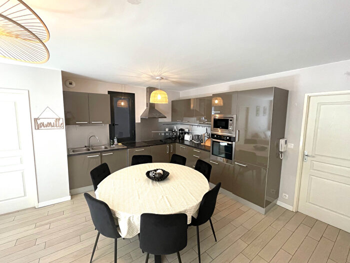 Appartement à vendre - Bagnères-de-Luchon - 4 pièces - 3 chambres